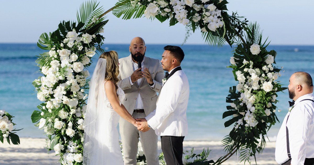 Kukua Beach Club offers various wedding packages