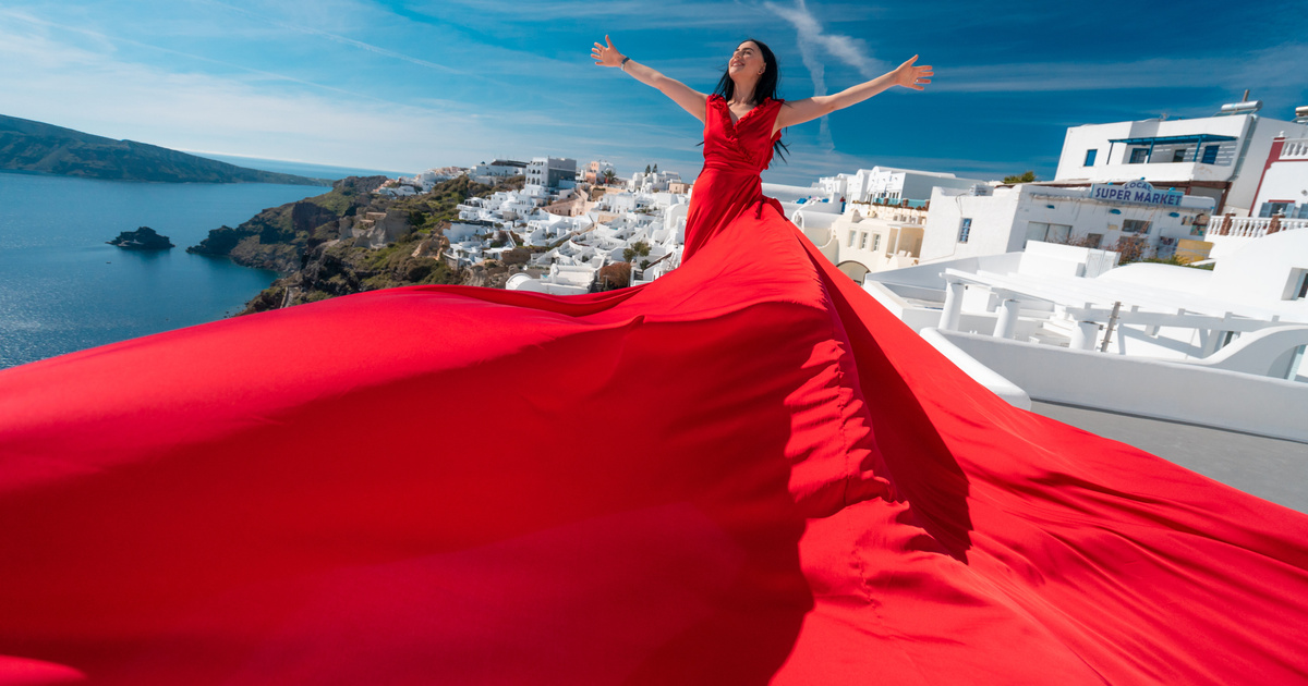 Red Plus size flying dress Santorini. Photographer in Santorini ...