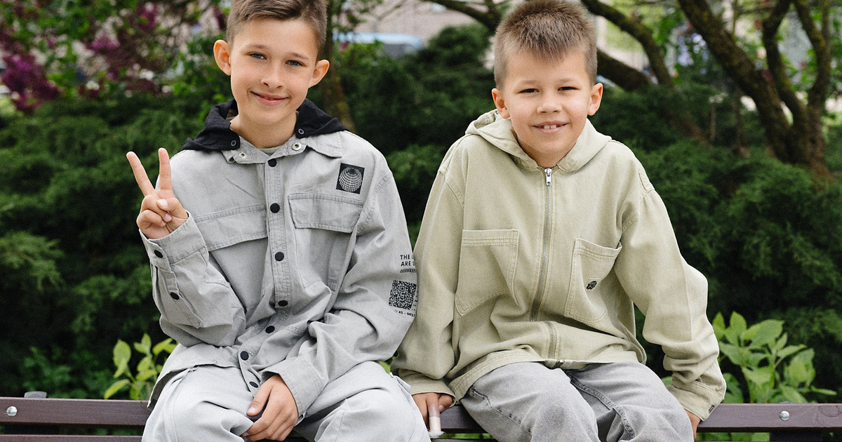 Outdoor Family Photography — Walk in the Park with Two Sons, Mother and ...