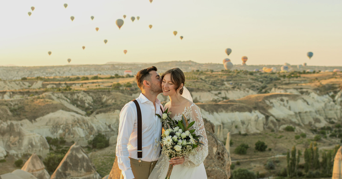 Sunrise Wedding Photoshoot with Hot Air Balloons. Julia Ganch I Fashion ...